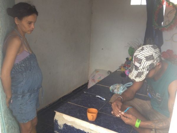 Grávida e marido vivem há um mês em jazigo ao lado do túmulo da filha ...